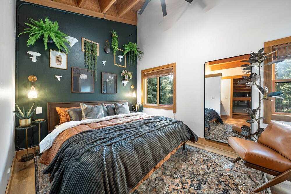 Eclectic Remodeled Gold Bend Condo with HOA Amenity Access and Free Mtn ...