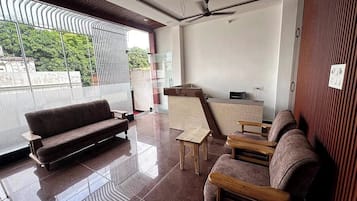 Quarto Duplo Deluxe, ar condicionado | Sala de estar | Televisor LED de 32 polegadas com canais por cabo