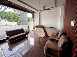 Quarto casal luxo, ar-condicionado | Área de estar | TV LCD 28 polegadas com canais a cabo
