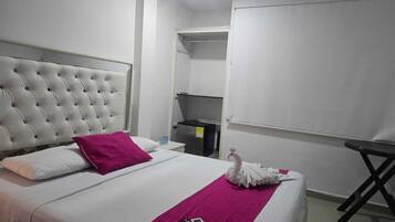 Quarto Triplo Básico | Ferro/tábua de engomar, Wi-fi grátis, roupa de cama fornecida