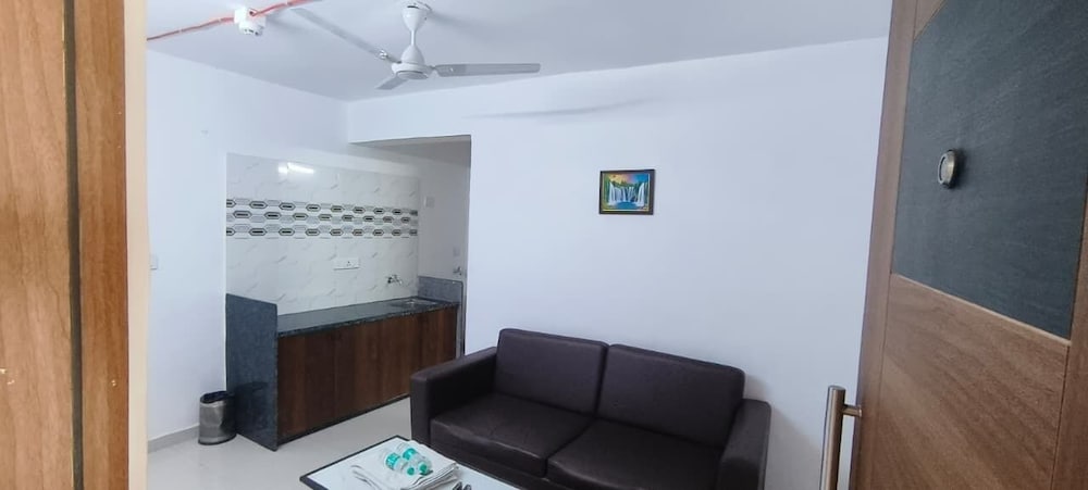 Royal Night Guesthouse - Daman - Vapi