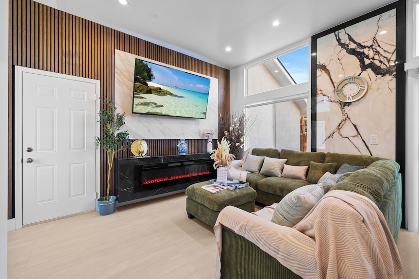 Garage, Gated Yard, King Bed, 3br, 2.5-bath House - La Mesa, CA