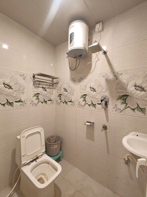 Um polibã, um chuveiro fixo, chinelos, toalhas fornecidas 