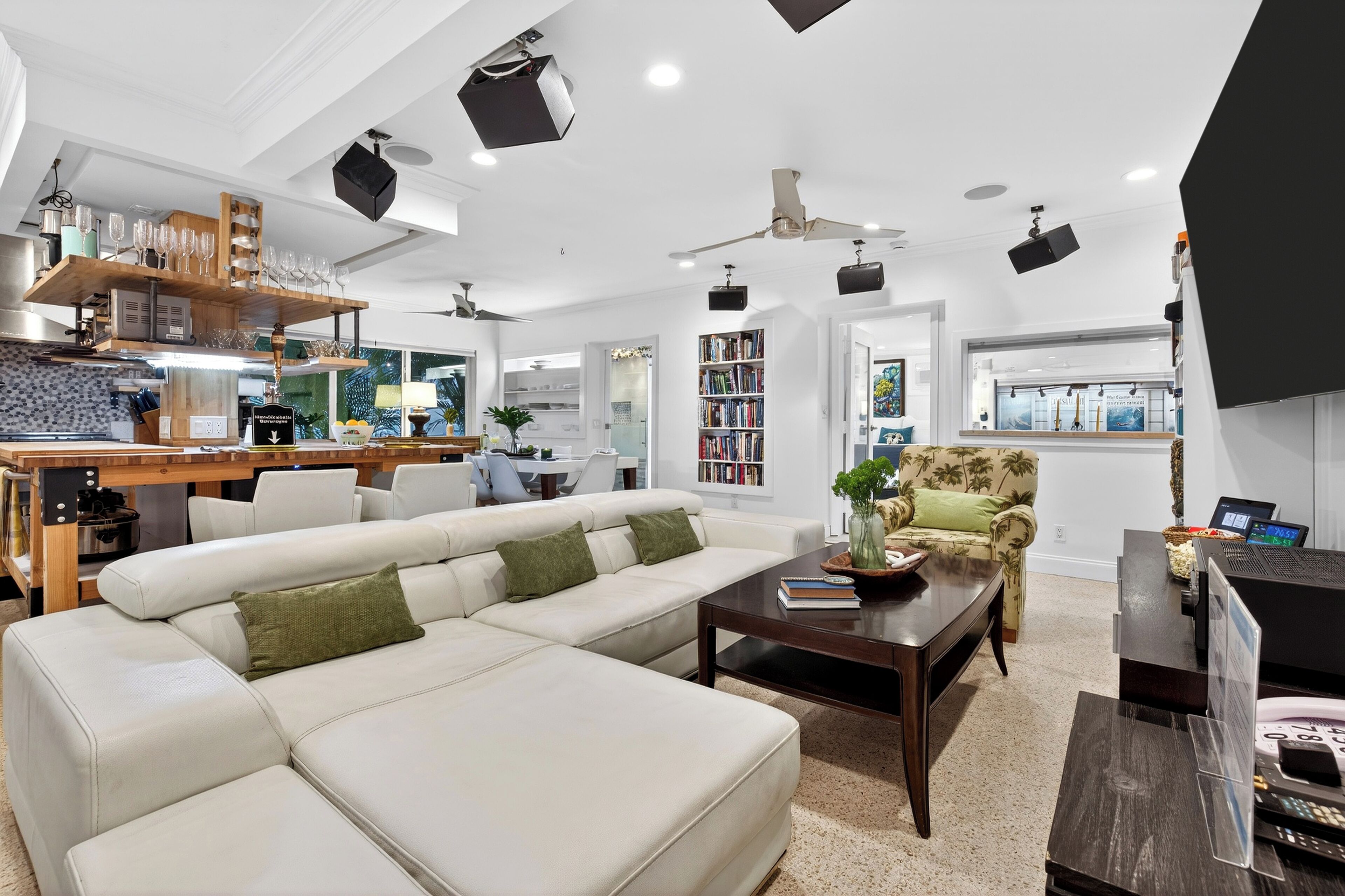 Spa, Game Room, Ev Charger | Near Las Olas | Casa Pineapple Social By Avantstay - Pompano Beach, FL