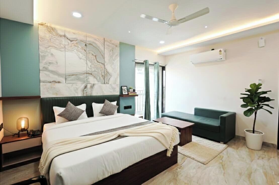 Quarto solteiro superior, 1 cama King, sacada, vista para a cidade | Escrivaninha, Wi-Fi de cortesia, roupa de cama