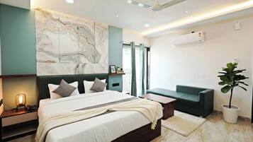 Quarto solteiro superior, 1 cama King, sacada, vista para a cidade | Escrivaninha, Wi-Fi de cortesia, roupa de cama