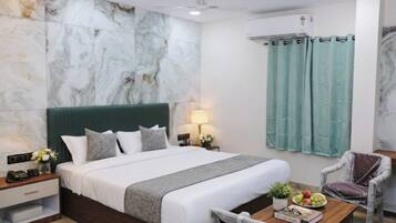 Quarto solteiro superluxo, 1 cama King, vista para a cidade | Escrivaninha, Wi-Fi de cortesia, roupa de cama