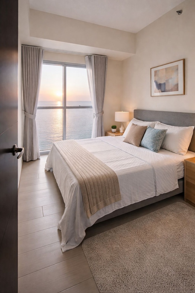 3BR Bayfront Home • Panoramic View near Solaire - Parañaque | Stayz