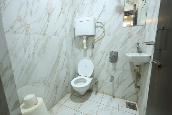 Quarto luxo | Banheiro | Chuveiro, chuveiro com efeito de chuva