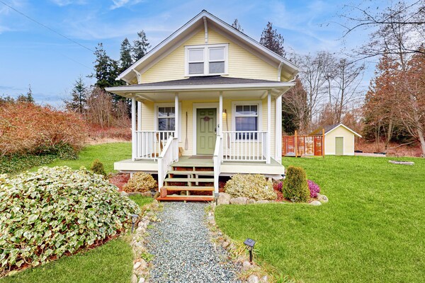 3 Br Cozy Cottage: W/ Hot Tub & Wifi - Langley