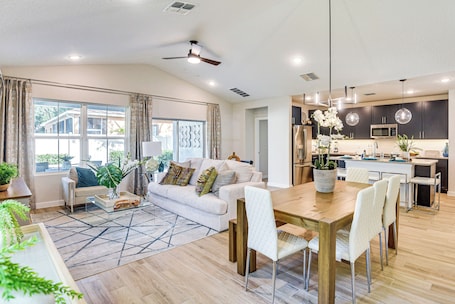 Fachada da propriedade. 8 Mi to Beach! Stylish Palm Coast Home w/ Patio