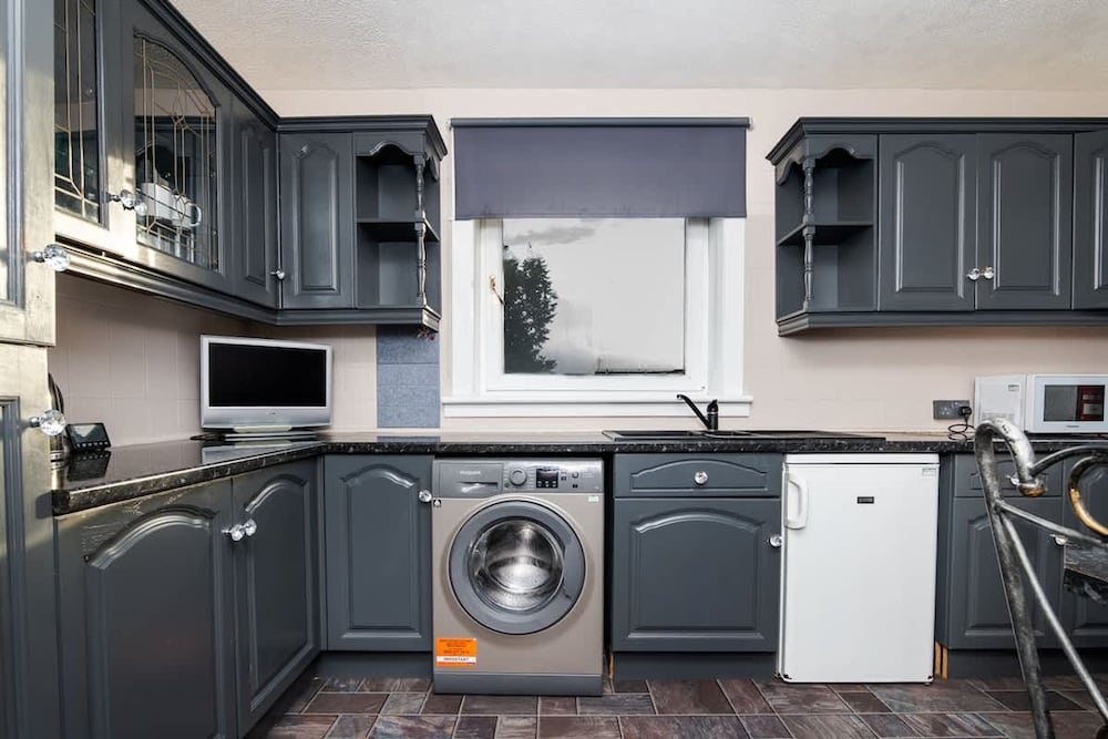 4 Bedroom House - Free Parking - Aberdeen