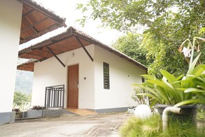 Villa Familiar, varanda, vista para a montanha | Secretária, secretária adequada para computadores portáteis 