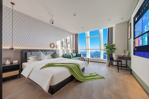 Quarto Clássico com Cama de Casal, Vista para a cidade | Roupa de alta qualidade, com decoração personalizada 