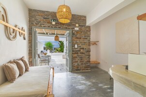 Superior Suite with Sea View & Private Terrace | Frigobar, escrivaninha, espaço de trabalho para notebook