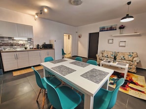 Um frigorífico/congelador grande, um micro-ondas, uma placa de cozinha 