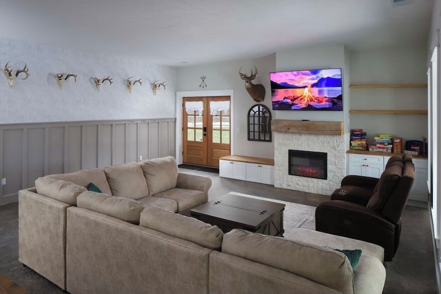 Barnapalooza! Indoor Glass Pool/slide, Wiffleball, Bball, Football, Sleeps 20-30 - Big Rapids, MI