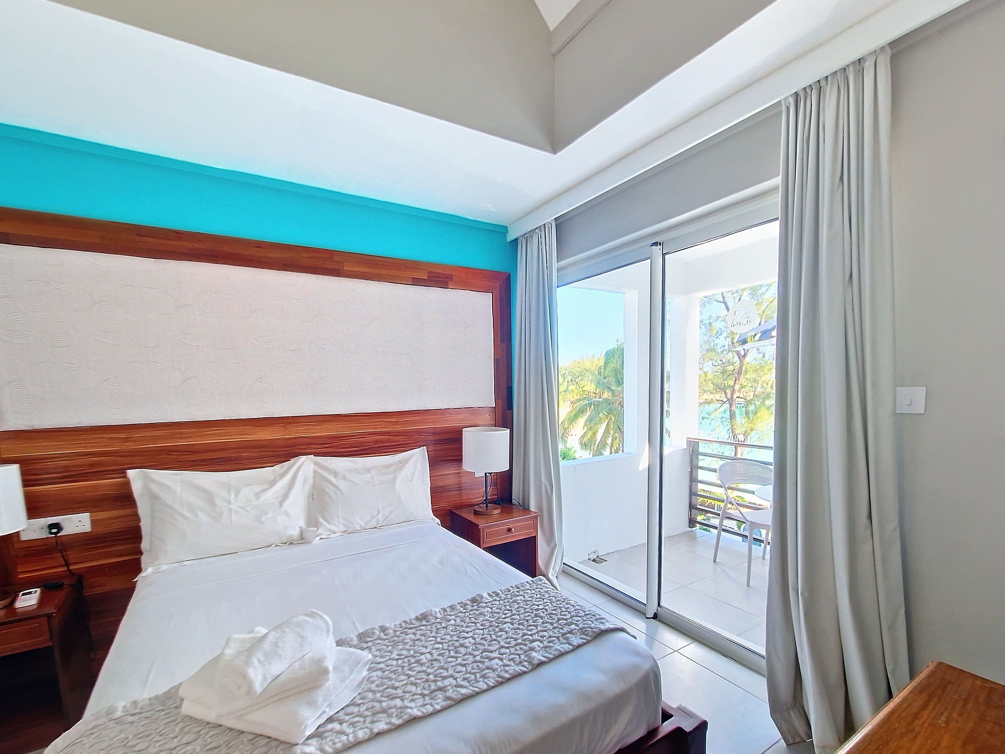 Apartamento Comfort, varanda, vista para o mar | Cofre no quarto, cortinas/cortinados opacos, Wi-fi grátis 