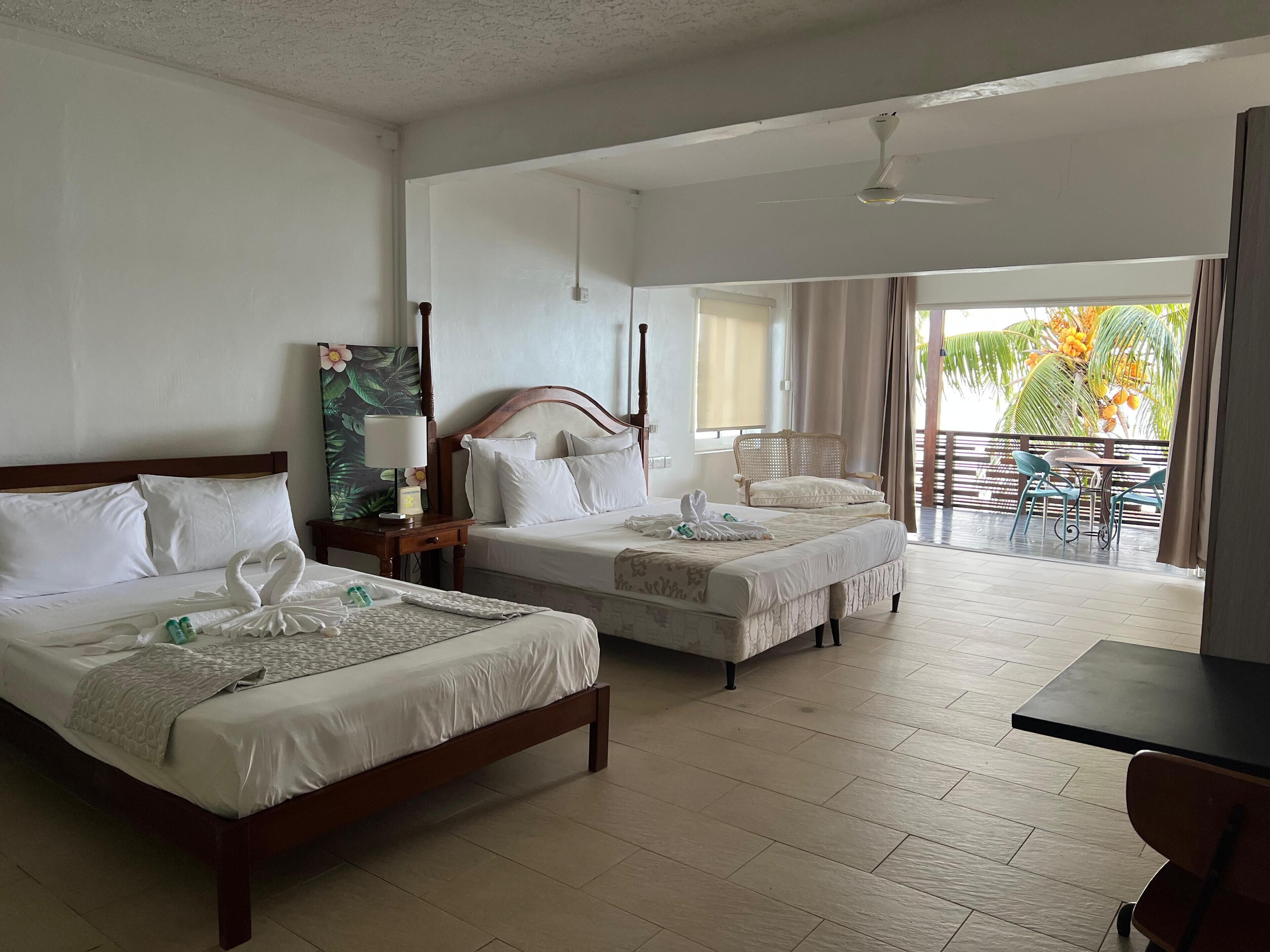 Quarto Quádruplo Deluxe, varanda, vista para o mar | Cofre no quarto, cortinas/cortinados opacos, Wi-fi grátis 