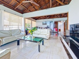 Apartamento Deluxe, varanda, vista para o mar | Comodidade do quarto