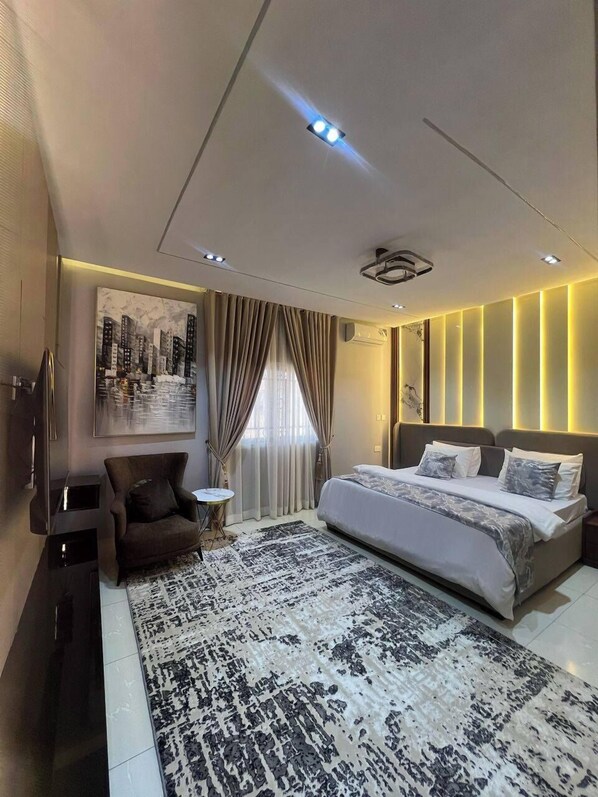 Quarto Deluxe, varanda, Vista para a cidade | Secretária, secretária adequada para computadores portáteis