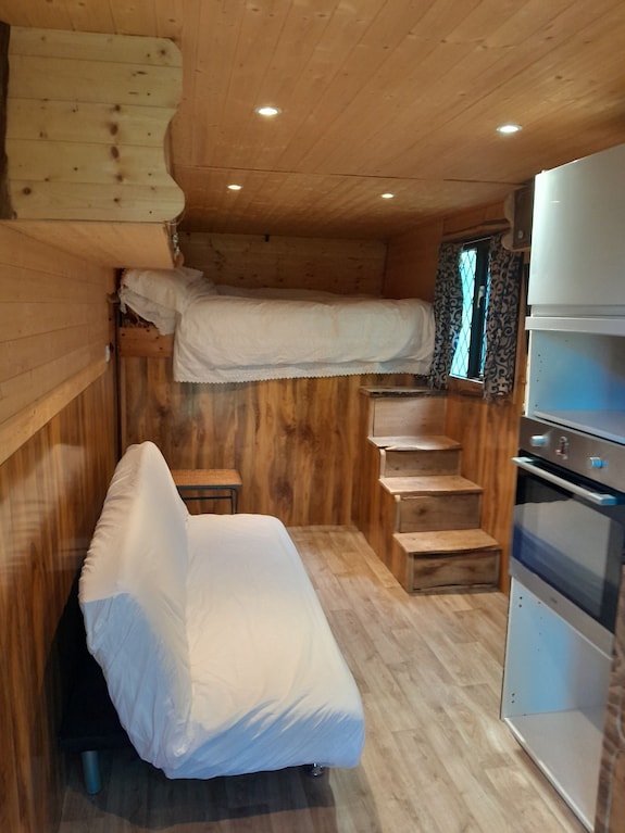 Sleep-in Beauty\n\nin The Quite Countryside Surrounded By Nature - West Sussex