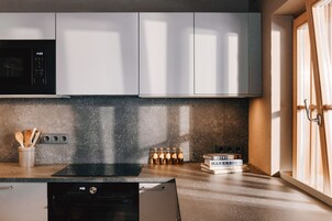 Apartamento família, 3 quartos, sacada, vista para a montanha | Cozinha privada | Geladeira, micro-ondas, chaleira elétrica, torradeira