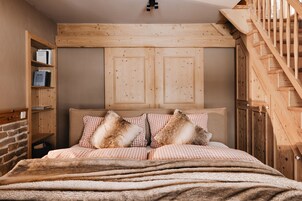 Apartamento família, 3 quartos, sacada, vista para a montanha | Edredons de pluma, Wi-Fi de cortesia, roupa de cama