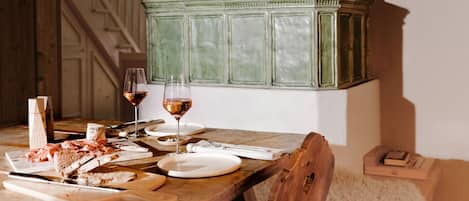 Uma mesa de jantar de madeira com pratos, copos e talheres.