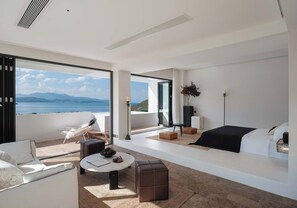 Suite Superior, varanda, vista para a piscina | Sala de estar | Televisor LCD