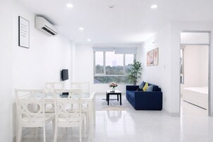 Apartamento luxo | Área de estar | TV 9 polegadas com canais a cabo