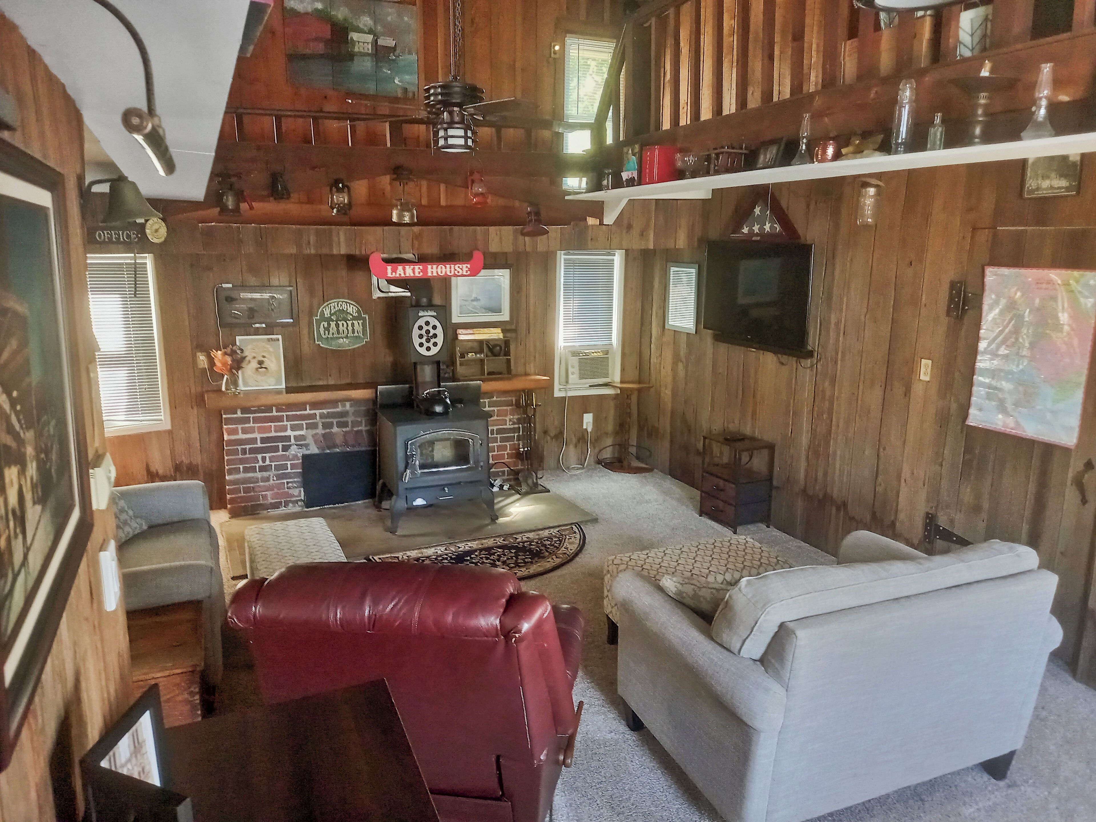 Lakefront 1928 Log Cabin W/ Sauna, Docking, Fishing, Patio, Big Yard & Balcony - Ohio