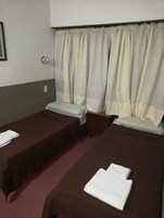 Quarto casal ou duplo standard | Cofres nos quartos, Wi-Fi de cortesia