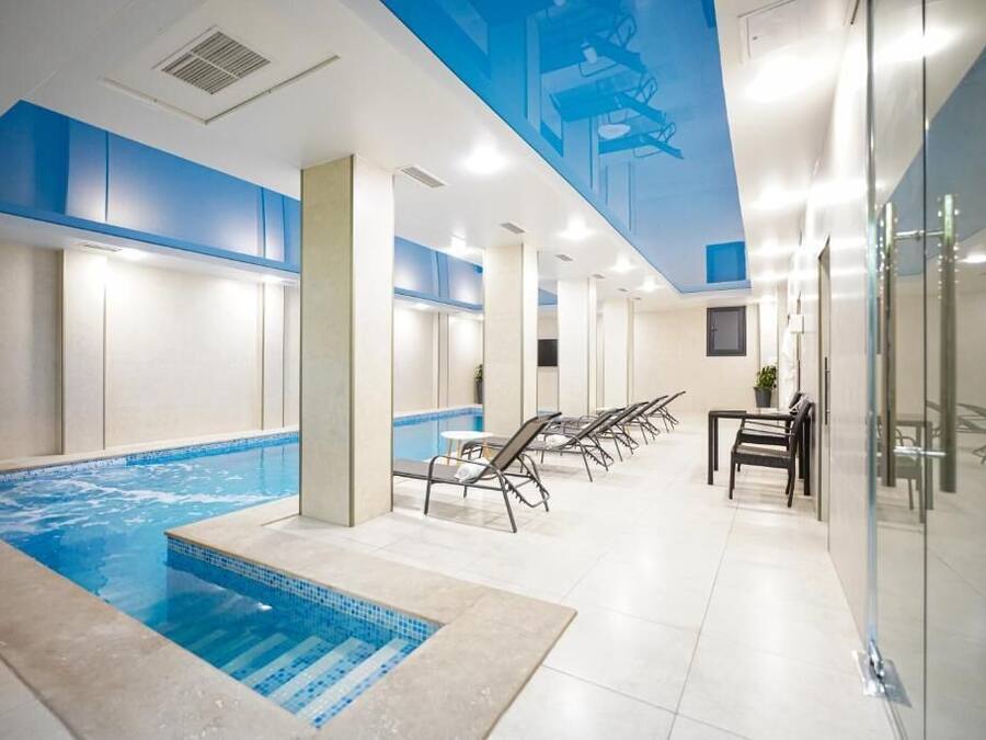 Piscina interior, espreguiçadeiras
