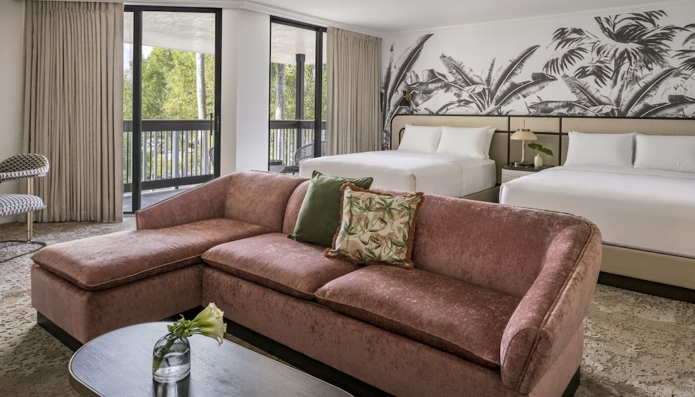 Vibrant Room Near Norton Museum W/ Pool For A Perfect Weekend Getaway - Jupiter, FL