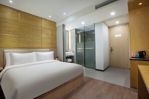 Quarto casal conforto | Escrivaninha, espaço de trabalho para notebook, cortinas blackout