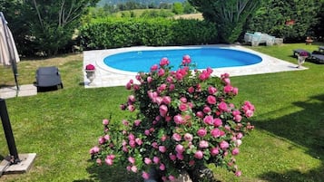 Apartamento, vista para a colina | Piscina | Piscina externa sazonal