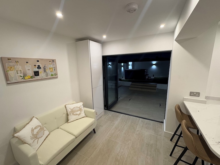 Perfect 4-bedroom Villa With Hot Tub In Lovely Barry For A Relaxing Stay - Cardiff