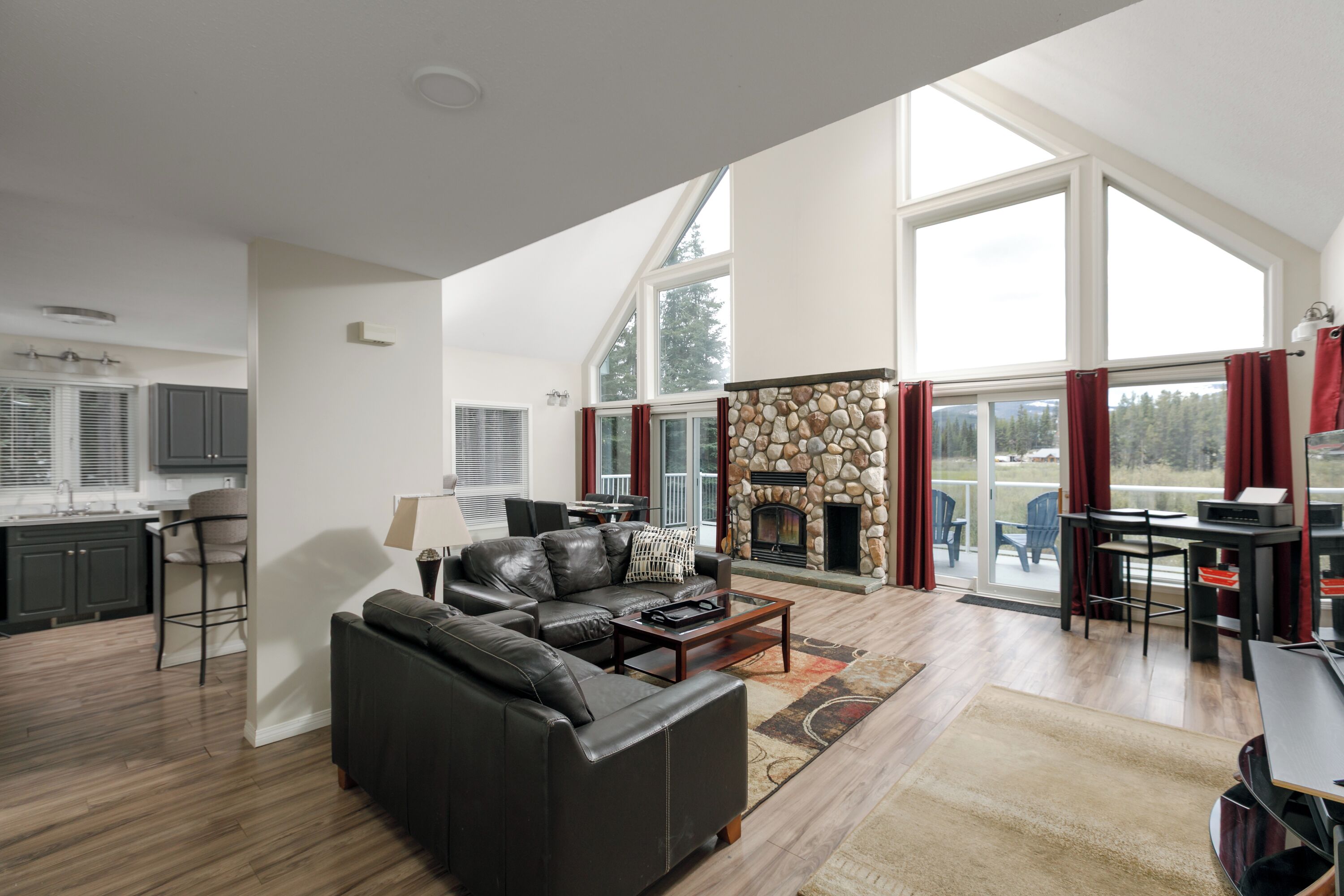 Idabel Lake Escape , Nestled In The Mountains Near Big White - British Columbia