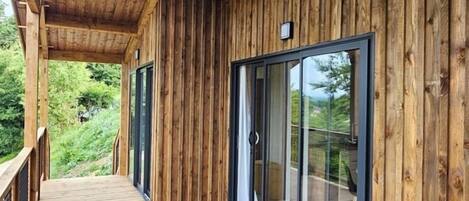 Chalé, vista para o lago (Kira) | Terraço/pátio interior