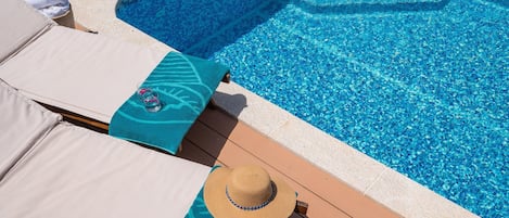 Villa | Piscina | Piscina interior, piscina exterior