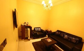 Quarto luxo, sacada, vista para a cidade | Área de estar