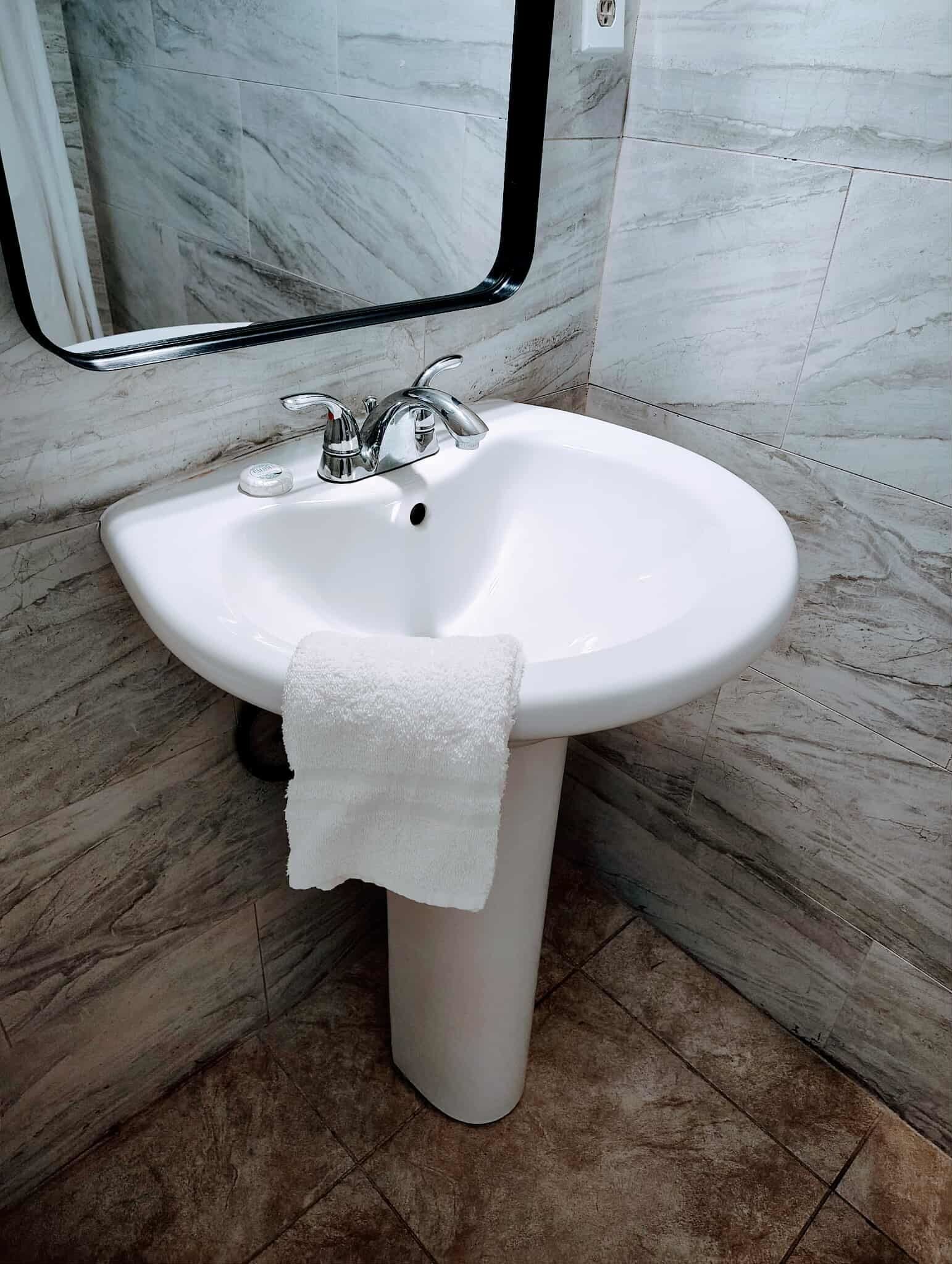 Quarto Clássico com Cama de Casal, 2 camas queen-size, vista para a praia | Casa de banho | Uma combinação polibã/banheira, artigos de higiene pessoal grátis 