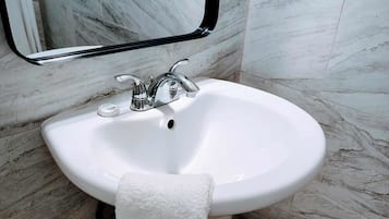 Quarto Clássico com Cama de Casal, 2 camas queen-size, vista para a praia | Casa de banho | Uma combinação polibã/banheira, artigos de higiene pessoal grátis