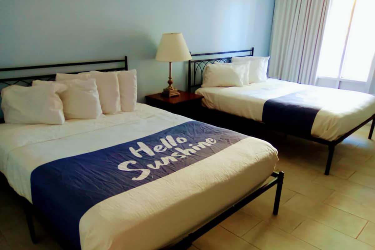 Quarto Clássico com Cama de Casal, 2 camas queen-size, vista para a praia | Secretária, secretária adequada para computadores portáteis