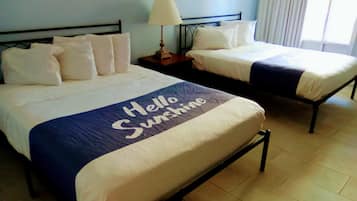 Quarto Clássico com Cama de Casal, 2 camas queen-size, vista para a praia | Secretária, secretária adequada para computadores portáteis