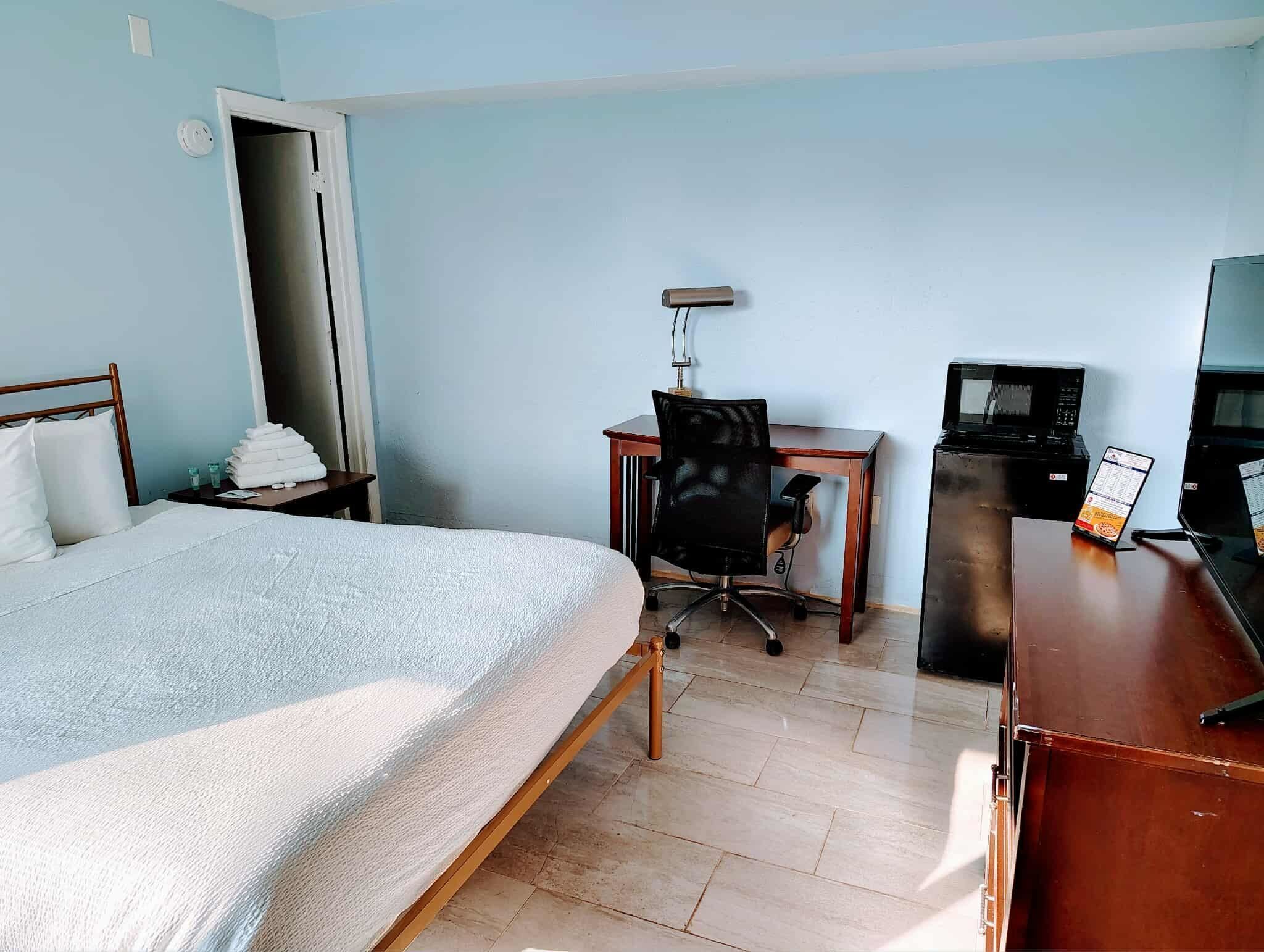 Quarto Clássico com Cama de Casal, 2 camas queen-size, vista para a praia | Secretária, secretária adequada para computadores portáteis 