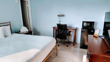 Quarto Clássico com Cama de Casal, 2 camas queen-size, vista para a praia | Secretária, secretária adequada para computadores portáteis