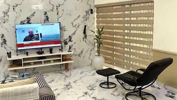 Apartamento família, sacada, vista para a cidade | Área de estar