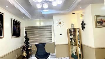 Apartamento família, sacada, vista para a cidade | Área de estar